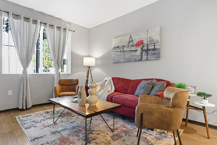 Luxurious 2bed 2bath Retreat In Prestigious Irvine - Tustin, CA