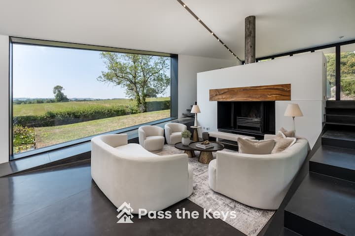 Bond-villain Style Home, With Panoramic Views - Highclere