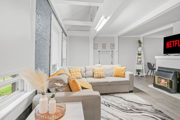 “Brick & Bloom” Dt Loft In Oliver-firepl+prkg+wifi - Edmonton, Canada