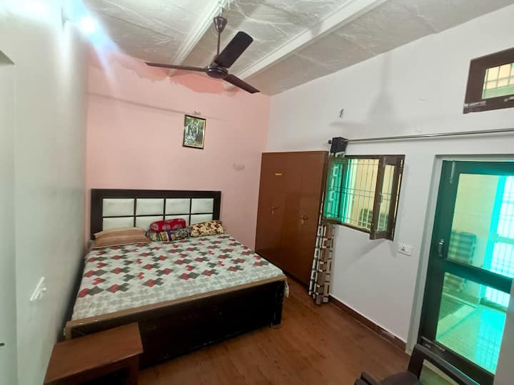 Double Bed Room With Kitchen And Washroom Non Ac - Mathura