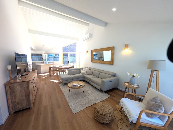 Villa Salina: 150m To One Mile Beach - Forster