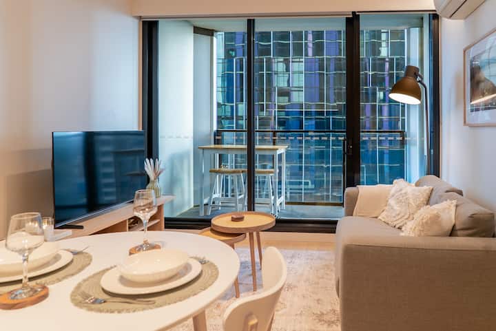 Stylish 2br Stay | Pool, Sauna, Gym + City Views - Australia