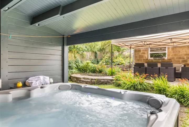Nithen Lodge · Hot Tub + Fire Pit & Dog-friendly - Buxton