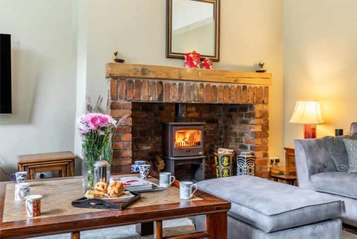 Characterful Buxton Home - Hot Tub & Pet Friendly - Buxton, UK