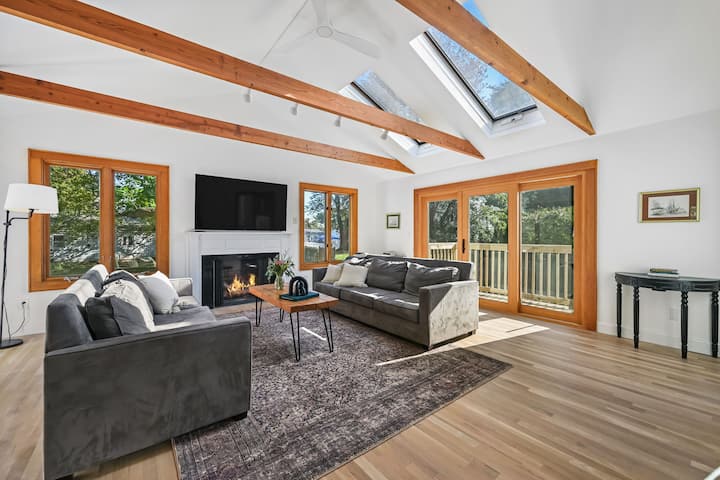 *New* Modern Beach & Town Getaway - Bridgeport, CT
