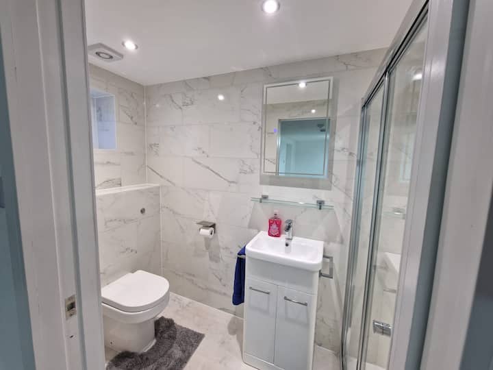 Private, Quiet All-in-one Place. - Harrow