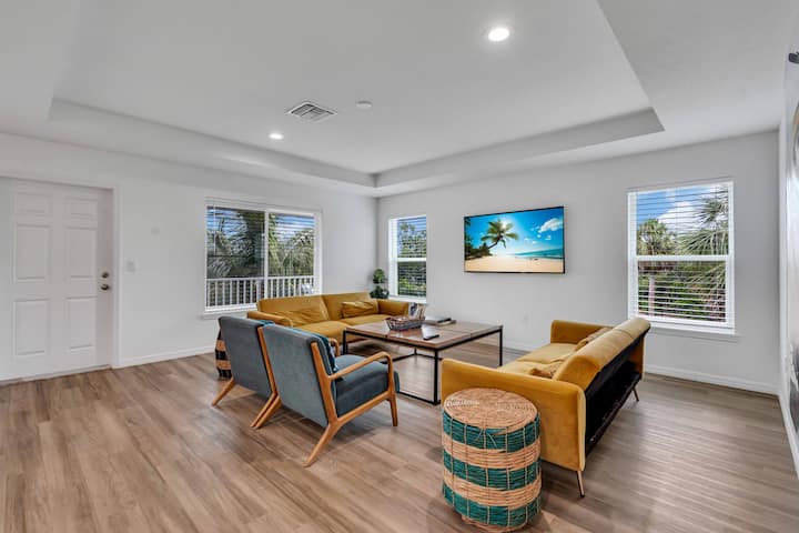 Luxe Stay Near Gulf W/ Heated Pool & Garage - Bradenton, FL