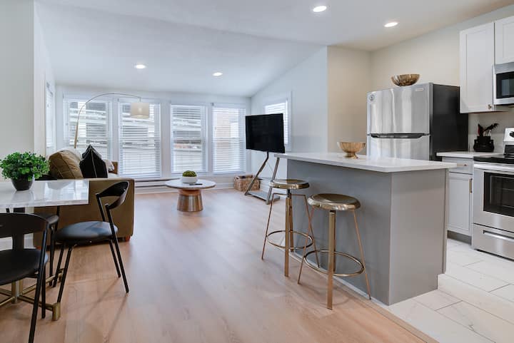 Rooftop Loft, Downtown | City Views + Walk To Bars - Milwaukee, WI