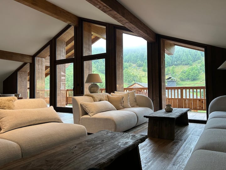 On The Piste Chalet. Ski In/out. - Savoie