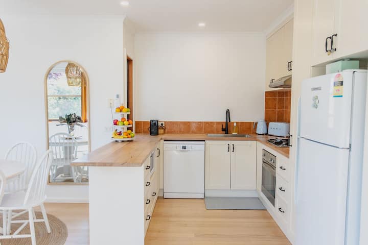 Chic Beachside Stay – Near River, Shops & Cafés - Adventure Park Geelong, Wallington