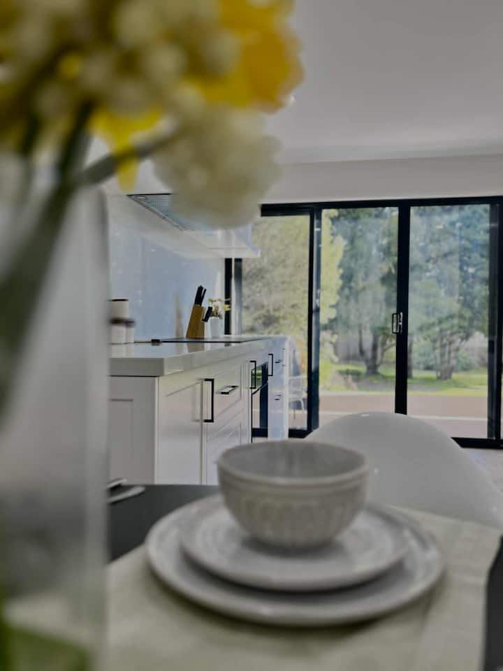 Family Friendly 2br Beach Stay | Cot & Garden - Mornington