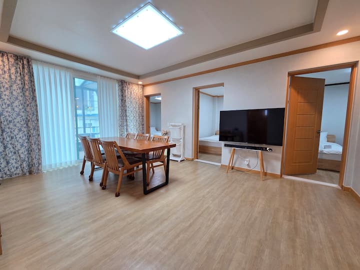 [아2] 아현역 도보5분,싱글 침대7개, 방4개 욕실1.5개, 2층 No Elevator - Seoul