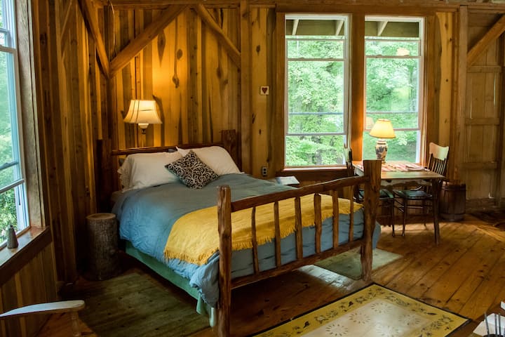 Rustic Barn Loft | Blue Ridge Mountain Retreat - Waynesboro, VA
