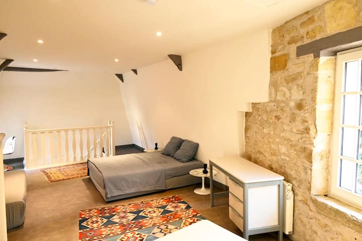 Joyau Situé Dans Le Centre Historique Avec Patio - Corrèze