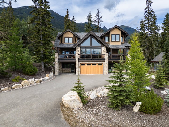 Copperstone Escape | Ski-in, Hot Tub & Luxe Stay - Canada