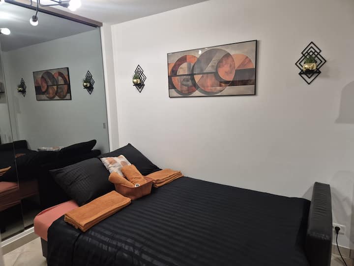 Black Miroir : Cosy T1 Au Cœur D'evry - Évry