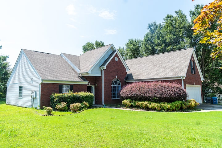 Spacious Vaulted 4br Near Mall Of Ga + Sleeps 12 - Lawrenceville, GA