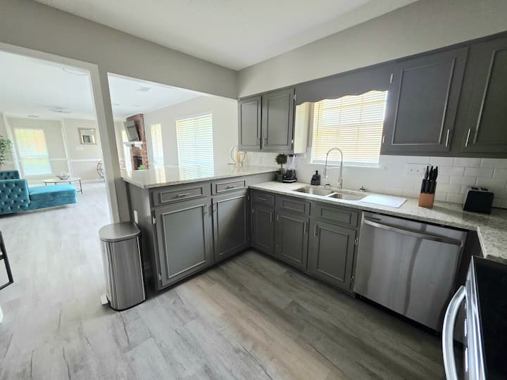 Stylish Executive Stay W/ Workspace & Parking - Montgomery, AL