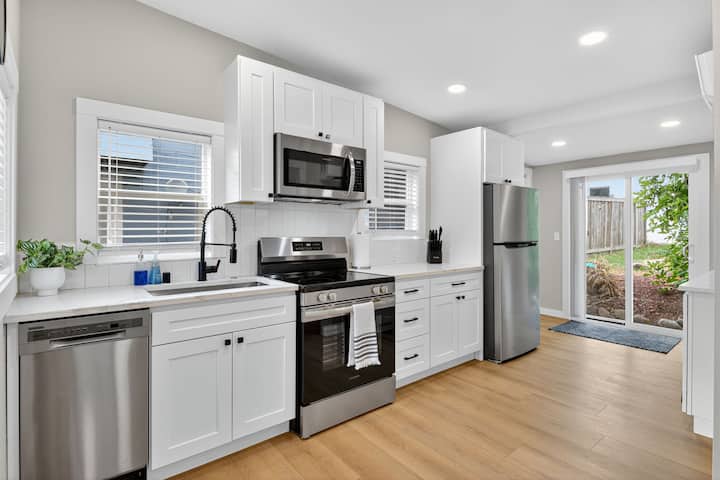 West Seattle Home W/ King Bed & A/c - Seattle, WA