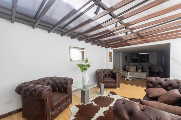 Spacious Usaquén Apartment – Fireplace & Parking - Bogotà