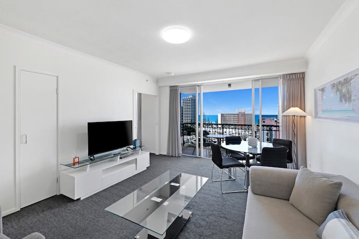 Stunning Ocean View 2br Apt W/ Balcony & Pool! - Surfers Paradise