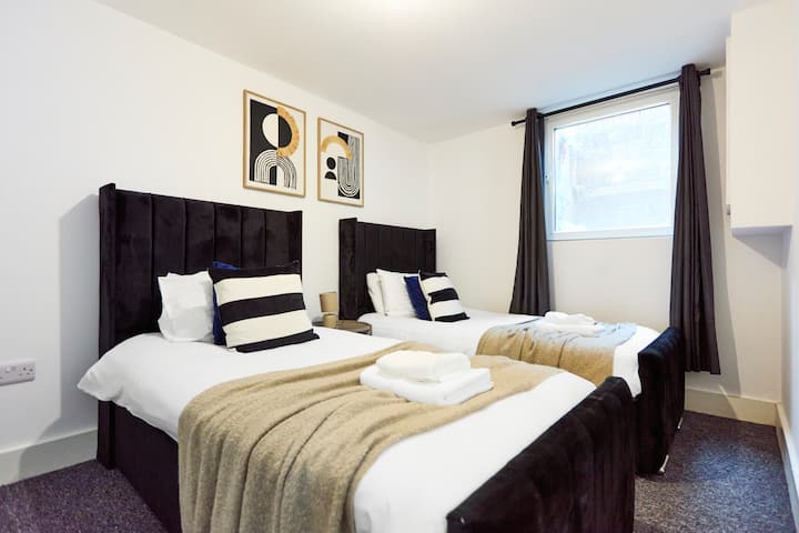 6 Bed Group House, Sleeps 11, Free Parking, Leeds - Otley - Leeds