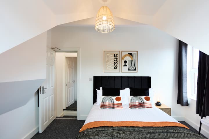 6br | Big Groups | Wifi+parking Work+leisure Stays - Leeds