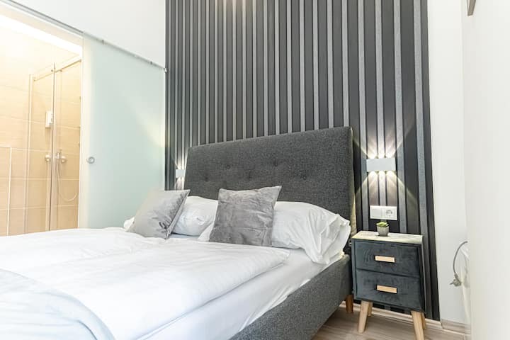 Comfy Room + Ensuite Bath Near Westbahnhof Station - Wien