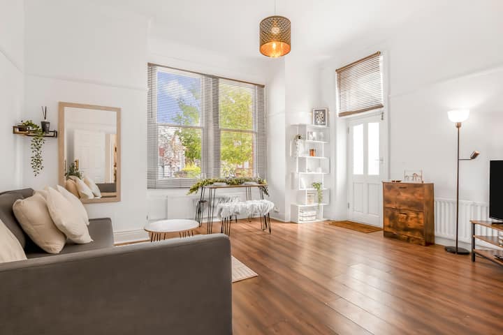 Stylish 1br Flat|terrace|free Parking|rail Station - Croydon