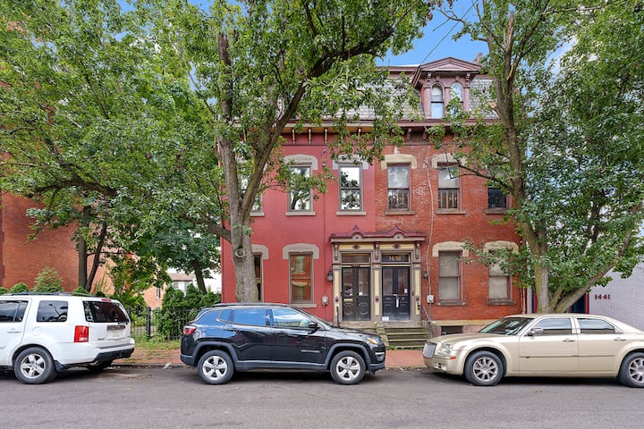 Walk To Stadiums | Themed Stay - Pittsburgh