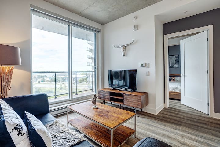 Vibrant Laval Escape W/pool - Walk To Hotspots - Laval
