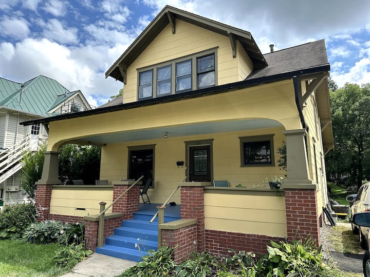 Whole House W/ Off Street Parking And Lg Backyard - Iowa City, IA