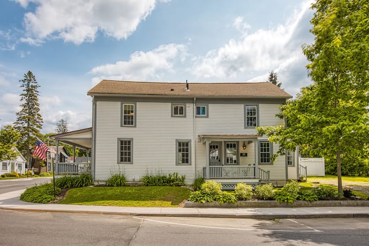 Charming Downtown Lenox Getaway - Lee, MA