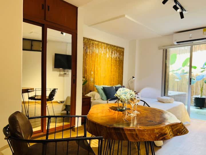 Tropical-inspired Studio | Near Stadium | Jacuzzi - Cali