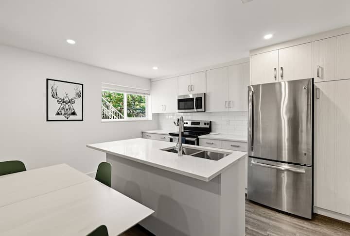 Bright 3 Bedroom Vancouver Family Stay - Vancouver
