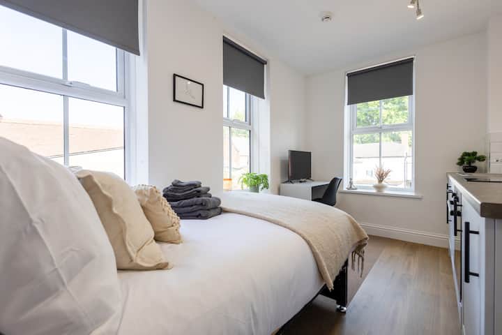 Self Contained Studio, Parking - Derby, UK