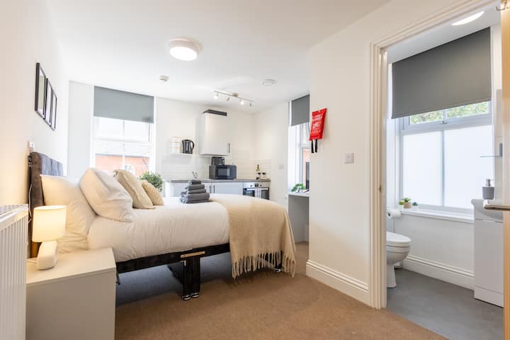 Chic Studio, City Centre Parking, Self Contained - 德比