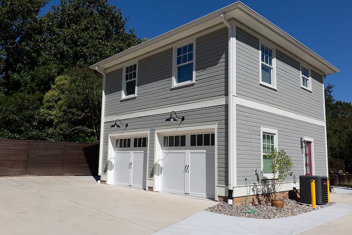 New Listing! Duke Park Hideaway: Above-garage Apt - Durham, NC