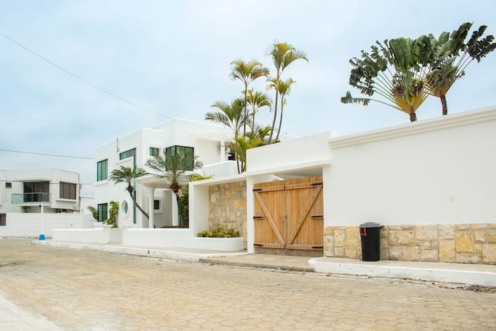 Espaciosa Frente Al Mar Piscina, Jacuzzi, Parqueos - Ecuador