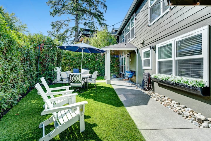 Newly Remodeled, Workspace, Private Fenced Yard - Kirkland, WA