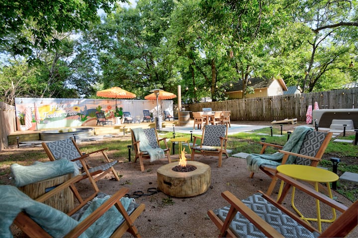 Backyard Bliss: Walk To Main, Hot Tub, Fire Pit - フレデリックスバーグ, TX
