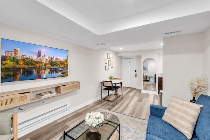 Modern Wicker Park Garden-level Apartment Stay - Chicago, IL