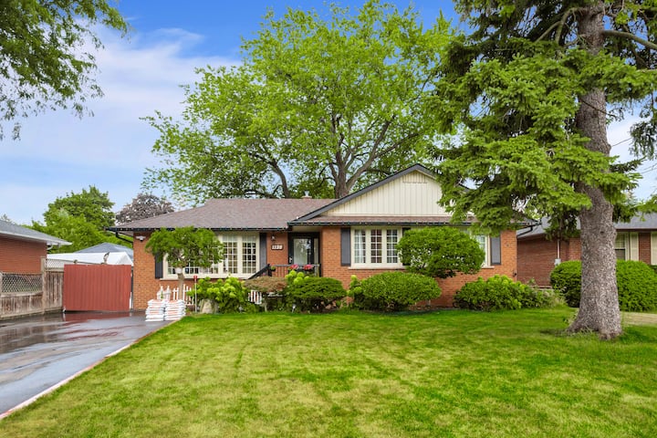 Cottage Style House With Hot Tub - Oakville