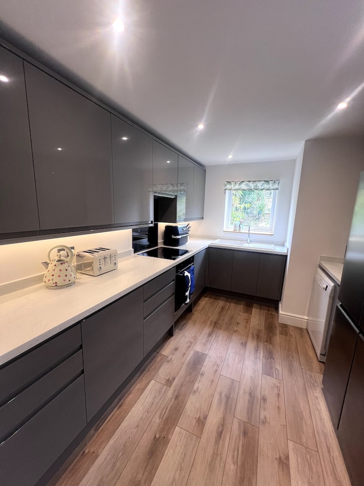 New Beautiful Bath Home - Sleeps 7 - Bath