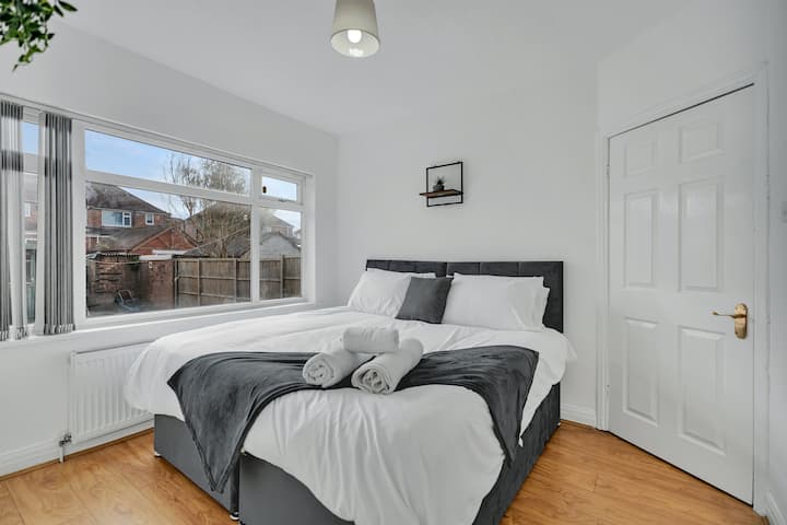 4br Home • Sleeps 7 • Free Parking • Near City - Coventry