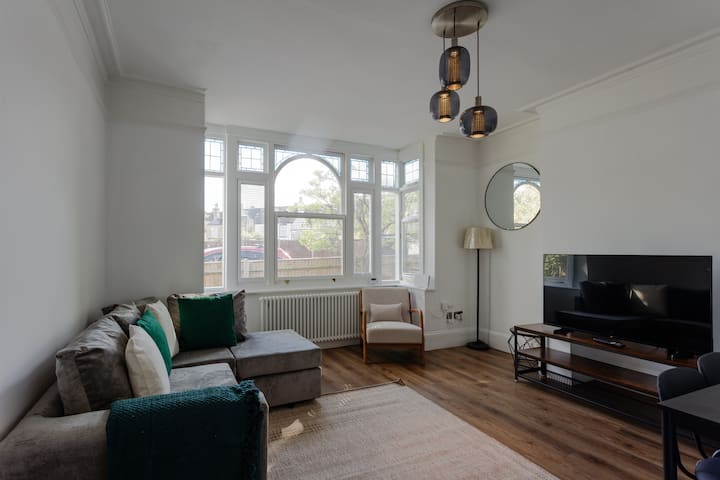 Lowestoft-5 Bed With Parking - Kessingland
