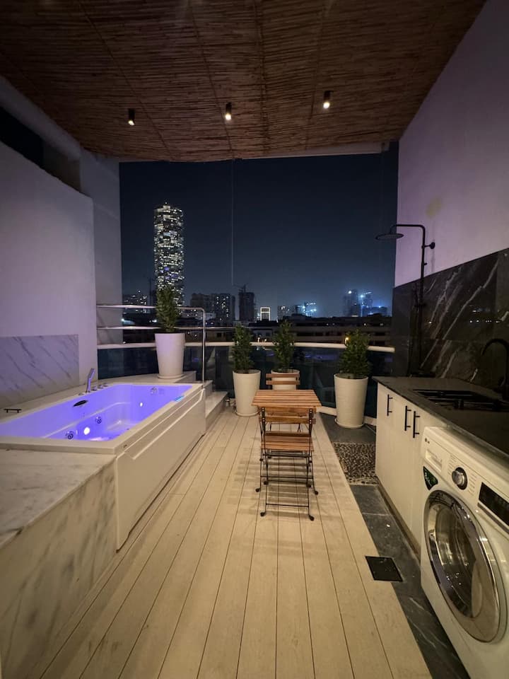 Relaxing Stay: Outdoor Jacuzzi & Cozy Vibes - Dubai