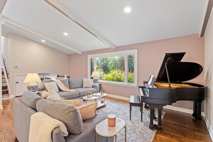 North Hills 3 Bedroom With Pool! - Raleigh, NC