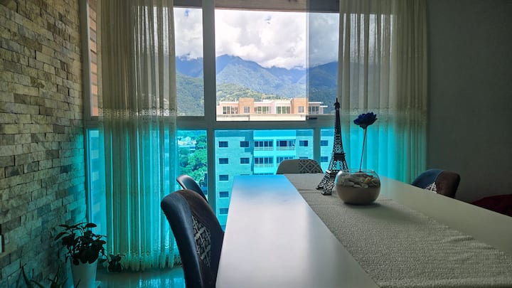 Hermosa Vista A La Sierra En La Zona Más Exclusiva - Venezuela
