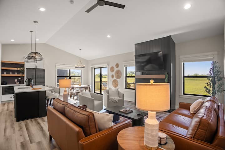 Modern 4br/3ba Urbandale Home Near Dsm - West Des Moines, IA